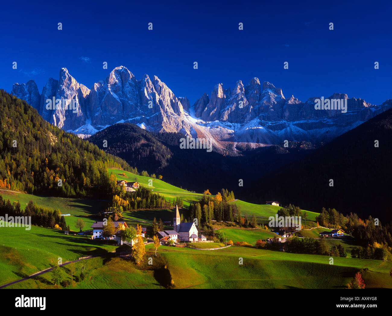 St. Magdalena und dem Naturpark Puez-Geisler "Geisler Gruppe" in ...