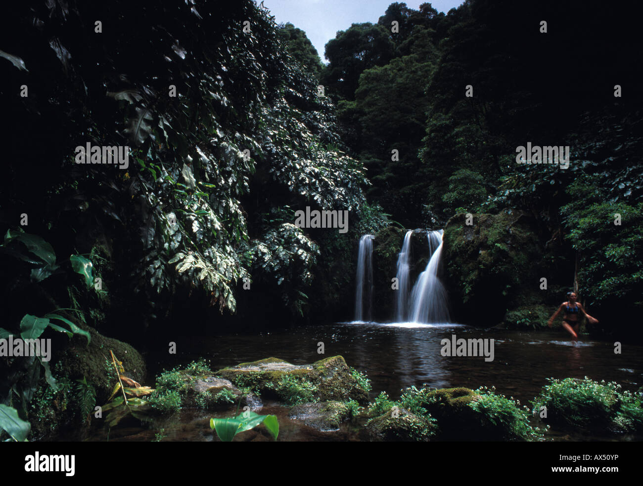 Duschende frauen -Fotos und -Bildmaterial in hoher Auflösung – Alamy