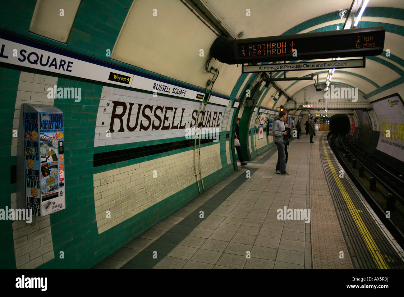 Russell Square Tube Zeichen und u-Bahn Station, London, England, UK ...