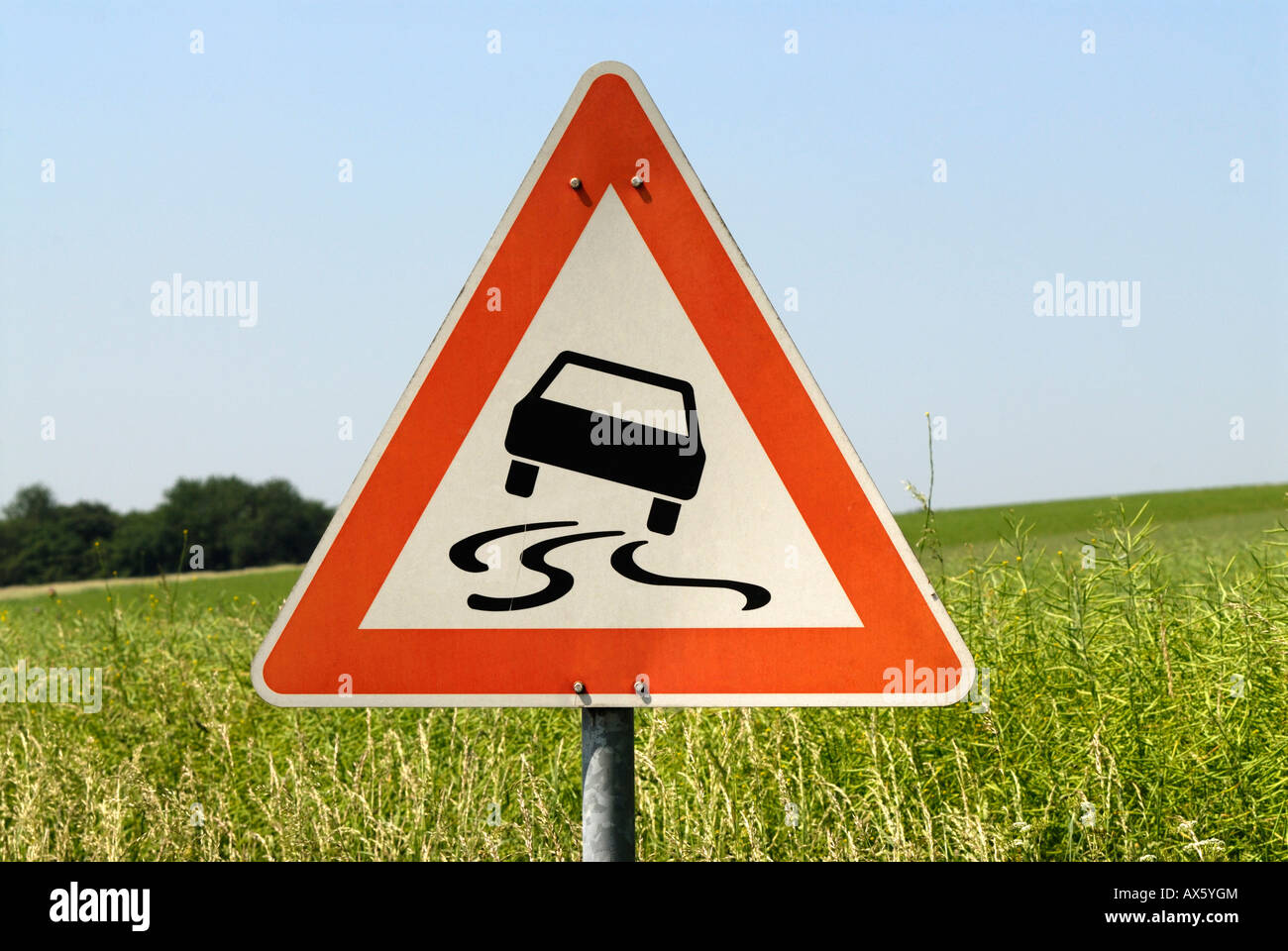 Verkehrszeichen, rutschig bei Nässe Stockfotografie - Alamy