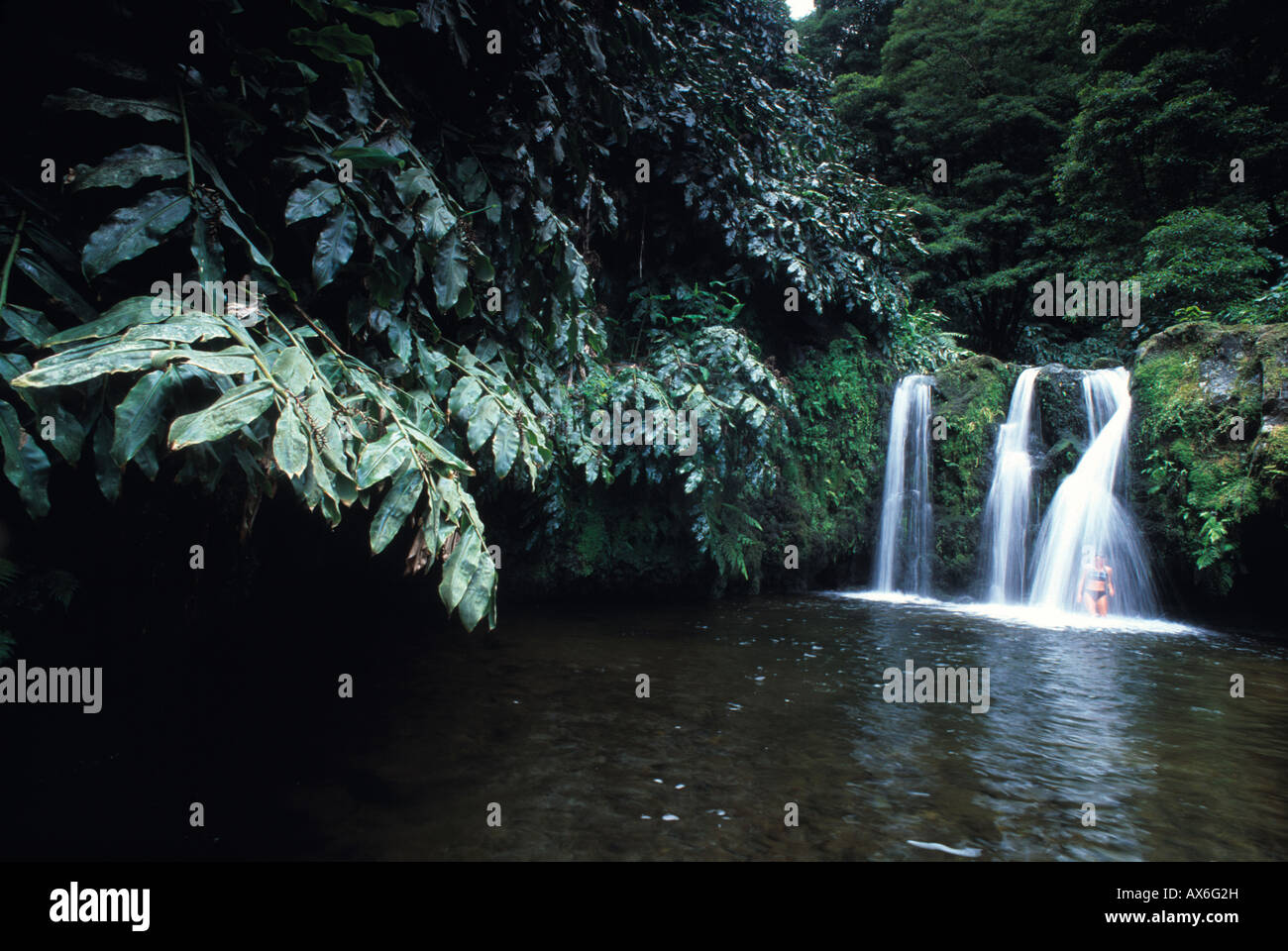 Duschende frauen -Fotos und -Bildmaterial in hoher Auflösung – Alamy