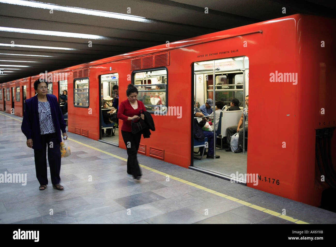 U bahn zug mexiko -Fotos und -Bildmaterial in hoher Auflösung – Alamy