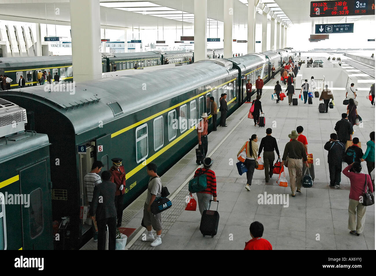 Lhasa bahnhof -Fotos und -Bildmaterial in hoher Auflösung – Alamy