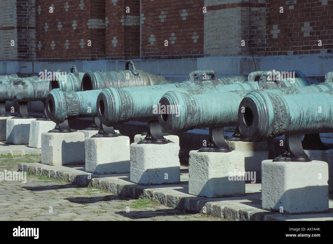 Kanonen mit dem Armee-historische Museum im Wiener arsenal ...