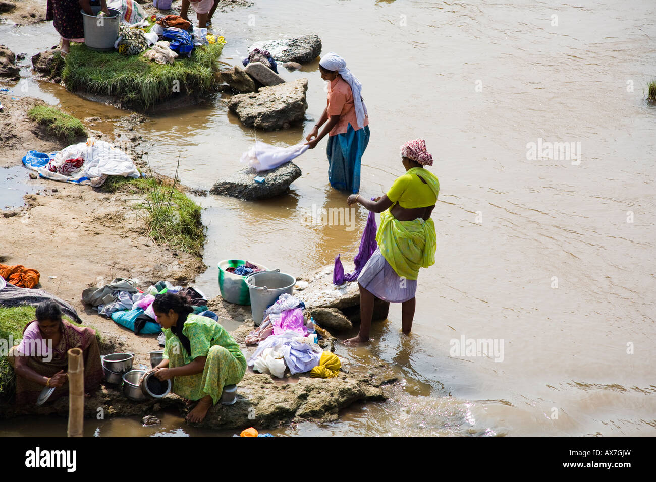 Indische frauen, die in einem fluss sich waschen -Fotos und ...