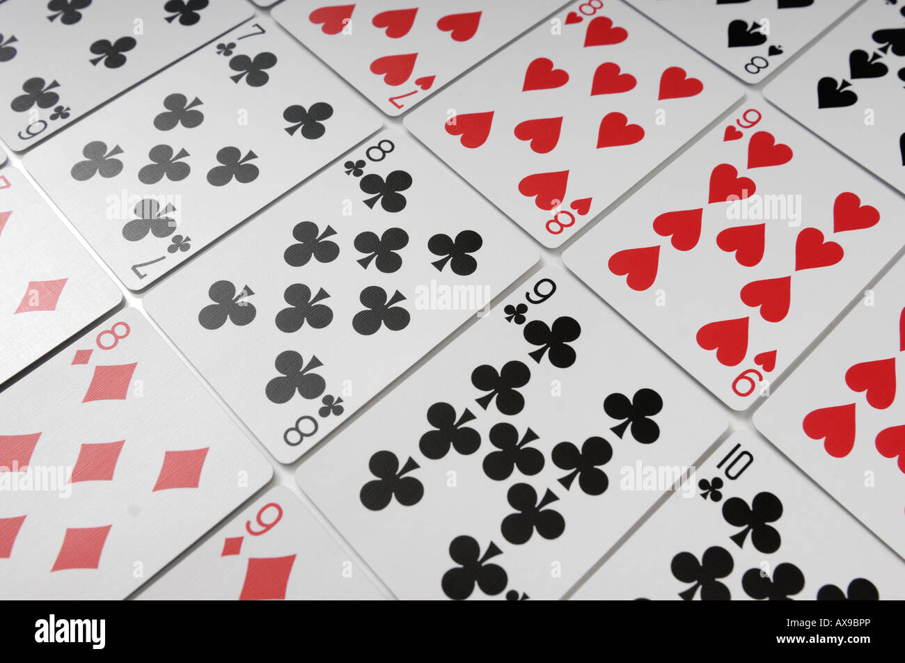 Spielkarten arrangiert -Fotos und -Bildmaterial in hoher Auflösung – Alamy