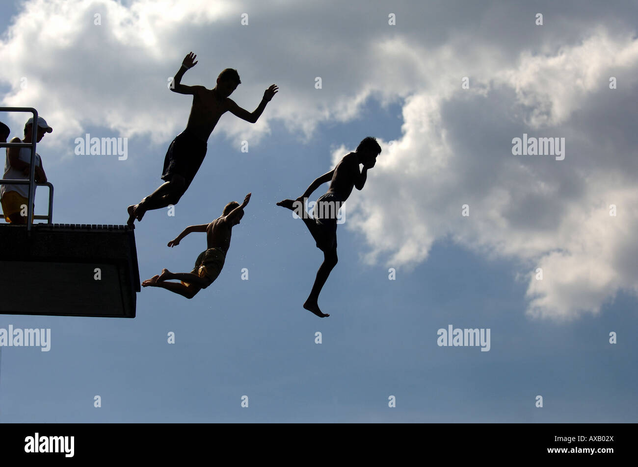 Three People Jumping Swimming Pool Stockfotos und -bilder Kaufen - Alamy