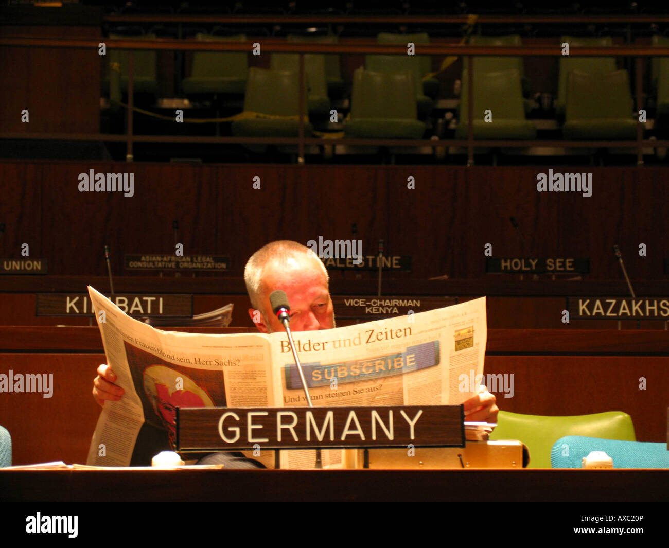 United nations in new york german diplomat reading newspaper -Fotos und ...
