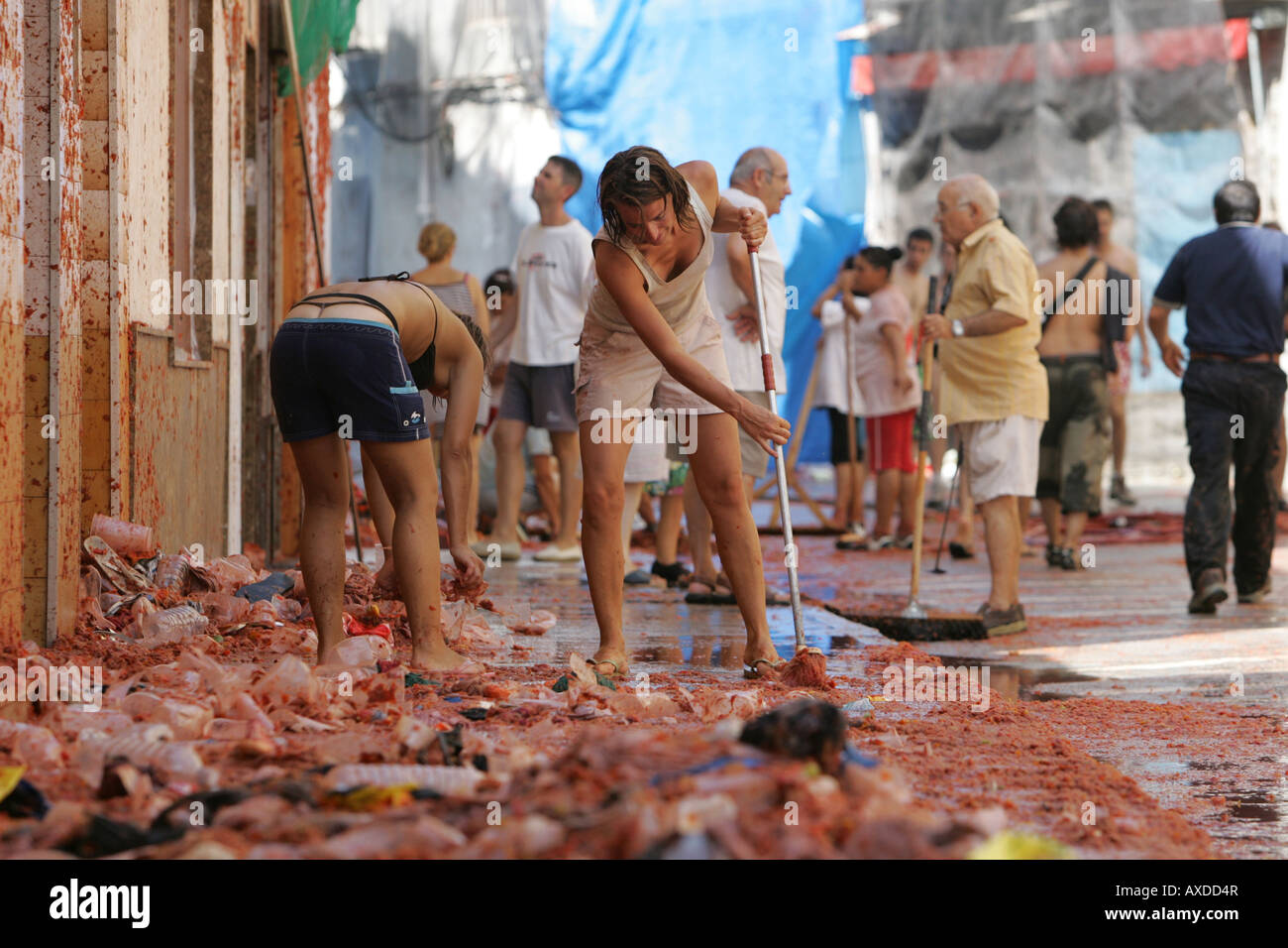 Cleaning up after ´tomatina´ festival -Fotos und -Bildmaterial in hoher ...