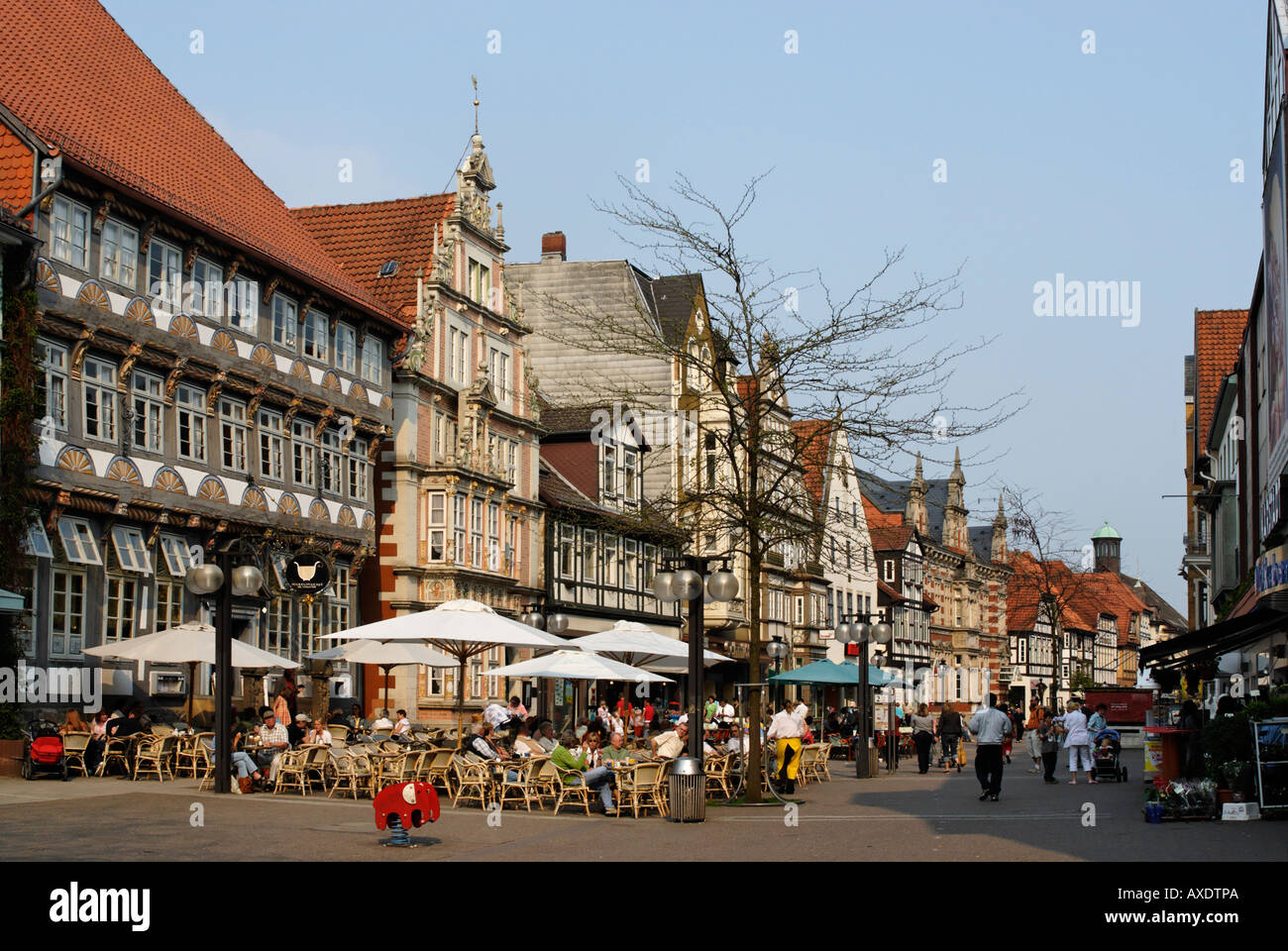 Fußgängerzone in der altstadt von hameln -Fotos und -Bildmaterial in ...