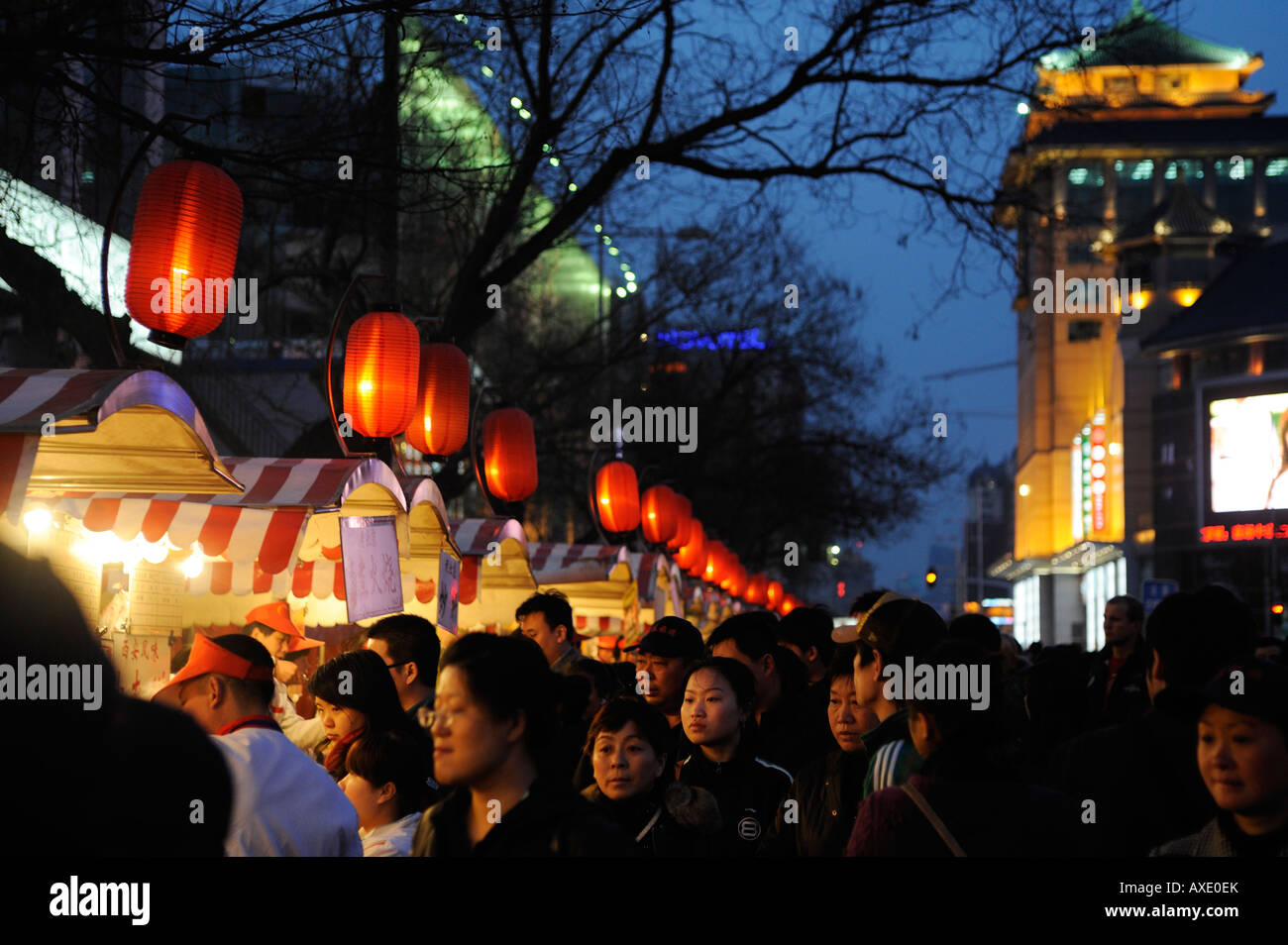 Peking donghuamen night market beijing -Fotos und -Bildmaterial in ...