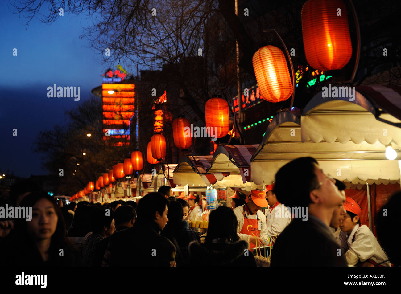 Peking donghuamen night market beijing -Fotos und -Bildmaterial in ...