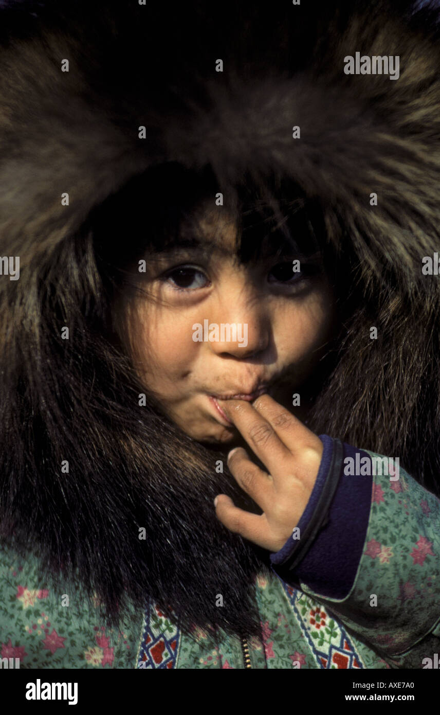 Inuit-Eskimo junge im Parka Fell Trimmen saugen Finger Stadt Kaktovik ...