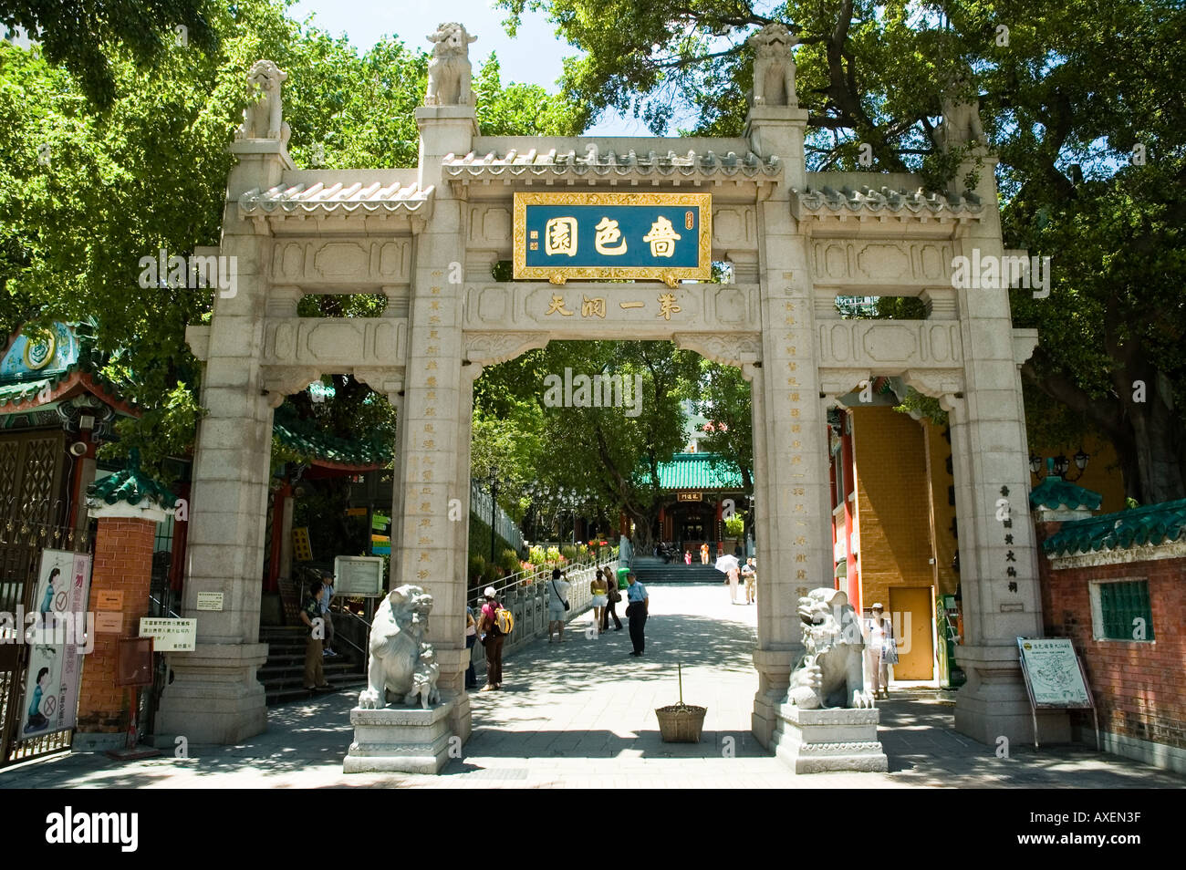 Eine traditionelle chinesische Torbogen markiert den Eingang zum Wong ...