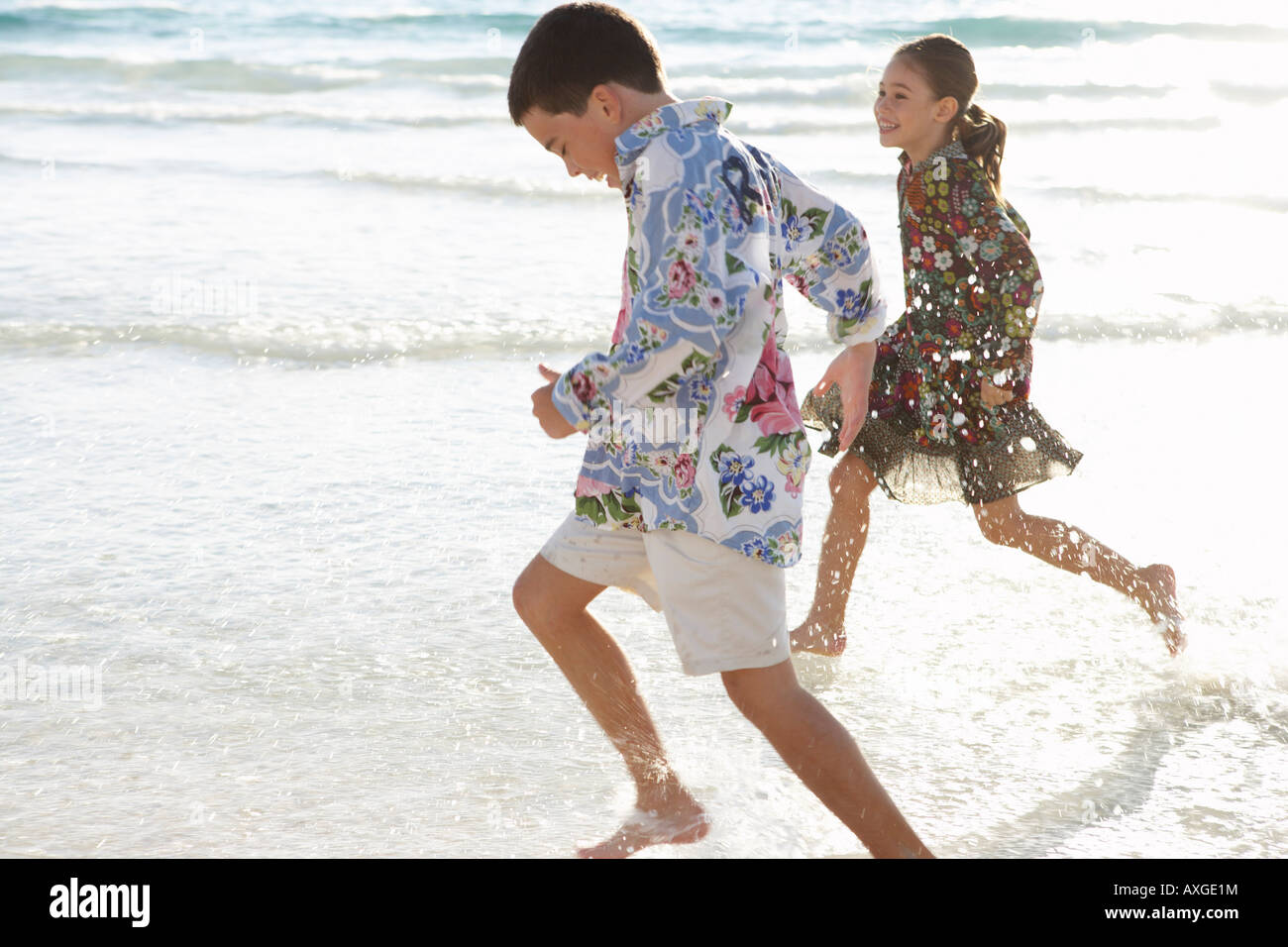 6 10 jahre mädchen strand -Fotos und -Bildmaterial in hoher Auflösung ...