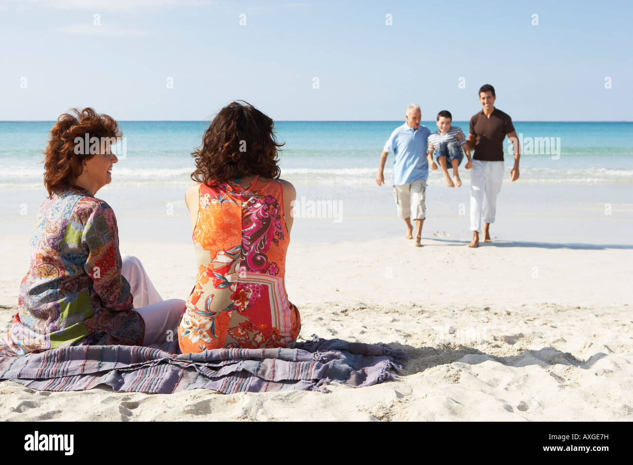 Junger Lateinamerikanischer Mann Entspannt Am Strand Fotos Und