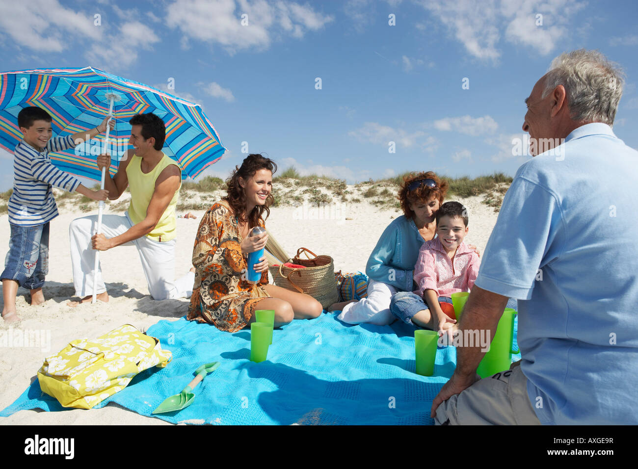 Junger Lateinamerikanischer Mann Entspannt Am Strand Fotos Und
