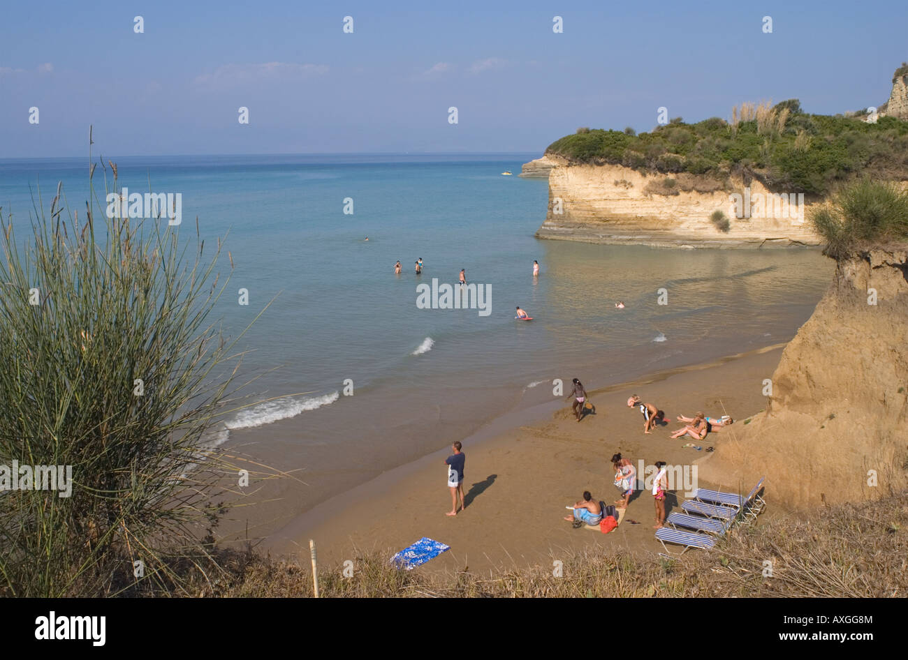 Urlauber am Strand in Sidari Kerkyra Insel Griechenland Stockfotografie ...