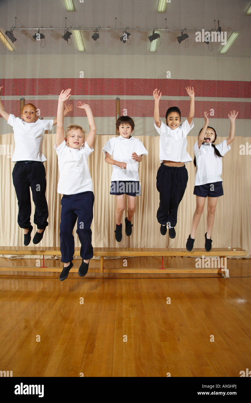 Junge kind springen abspringen -Fotos und -Bildmaterial in hoher ...