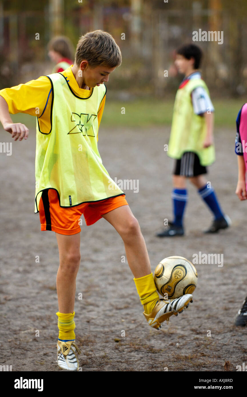 Einen ball passieren -Fotos und -Bildmaterial in hoher Auflösung – Alamy