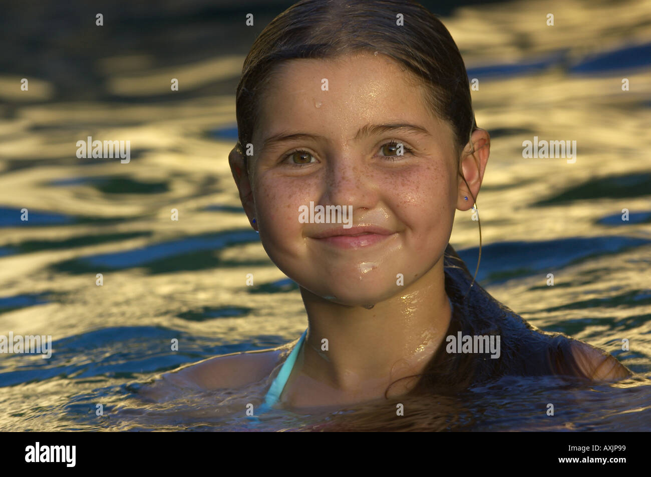 Mädchen kind baden wasser 10 -Fotos und -Bildmaterial in hoher ...