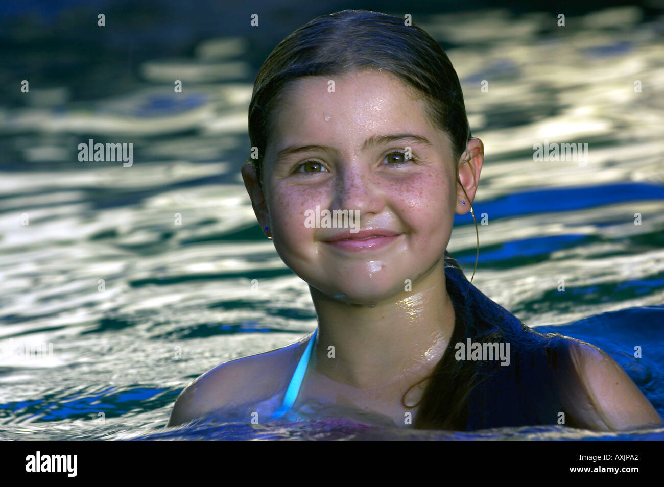 Mädchen kind baden wasser 10 -Fotos und -Bildmaterial in hoher ...