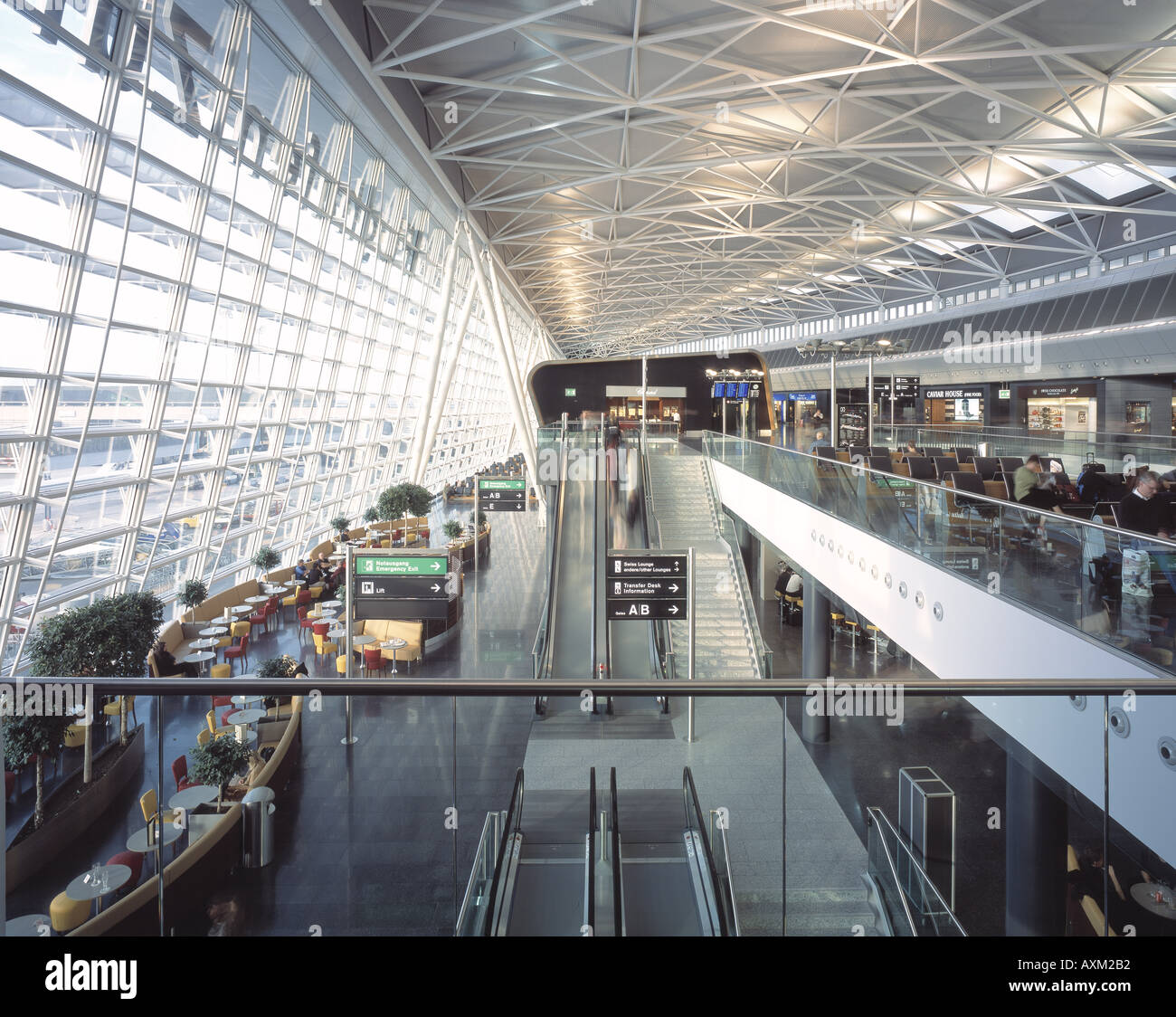 Escalator zurich airport -Fotos und -Bildmaterial in hoher Auflösung ...