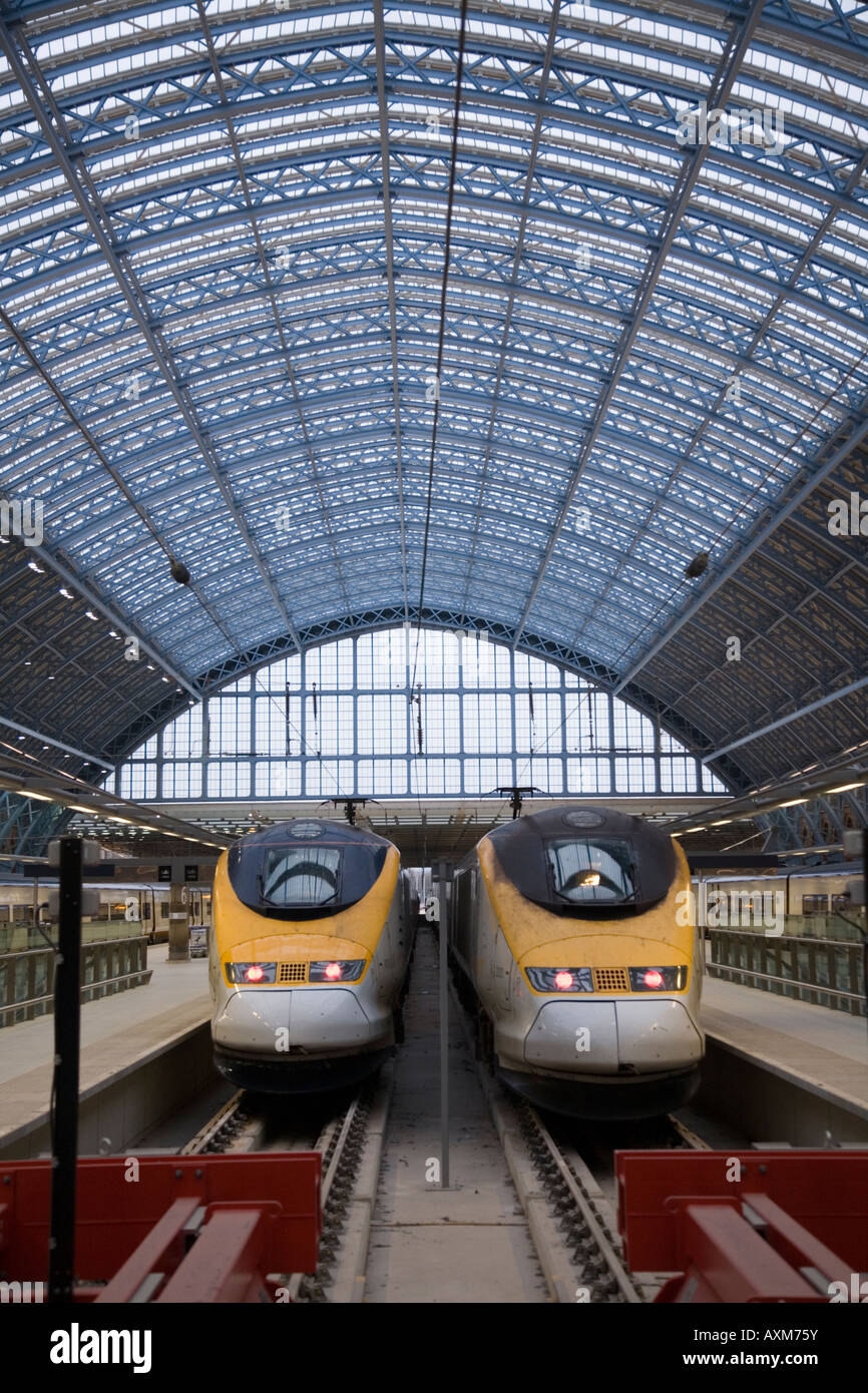 Eurostar-Lokomotiven trainieren am Kings Cross Saint Pancras Eurostar ...