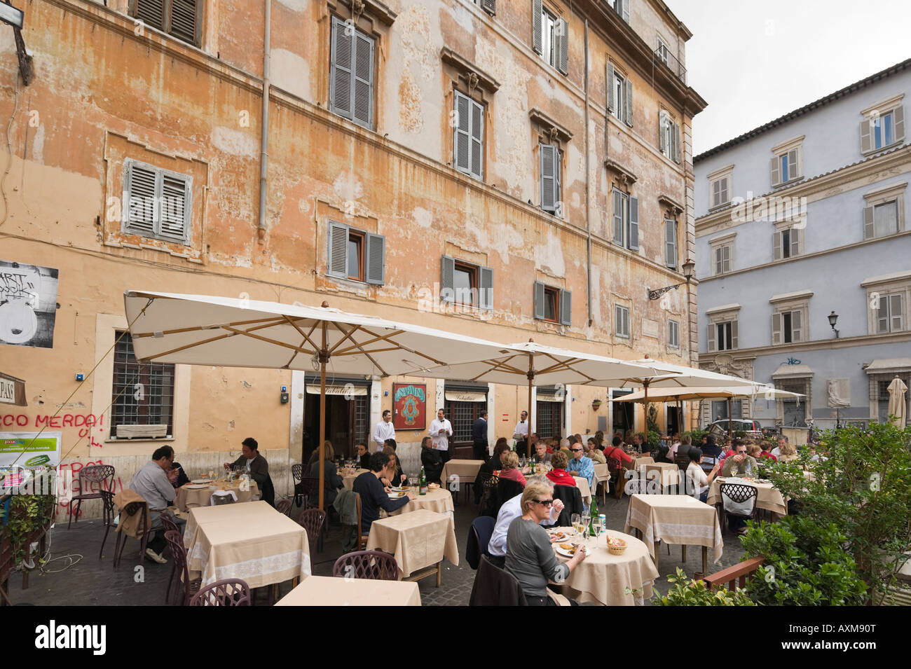 Rom leute, die im restaurant im freien speisen -Fotos und -Bildmaterial ...