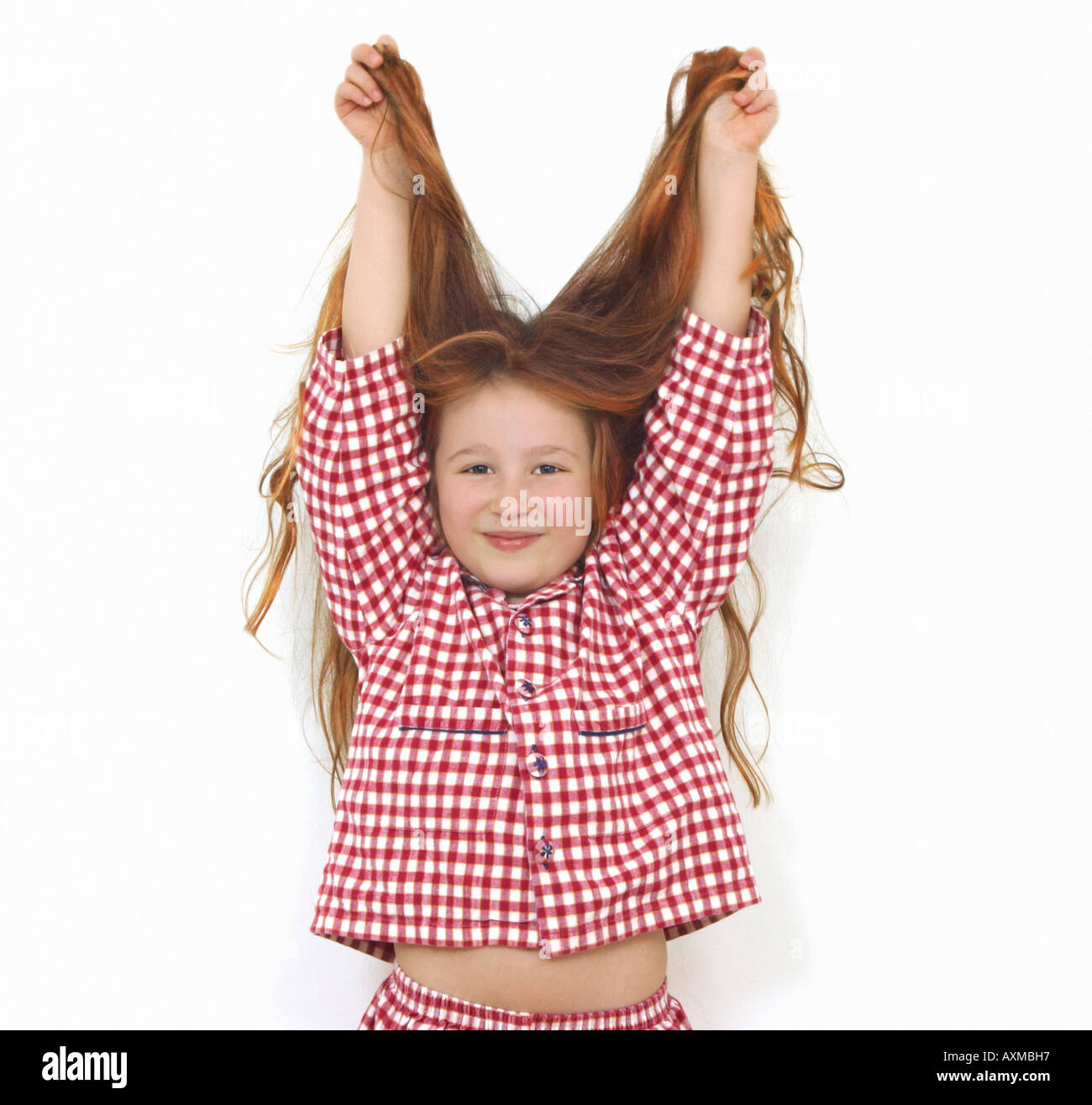 Porträt des jungen Mädchens hält ihr Haar über ihren Kopf Stockfoto ... Porträt des jungen Mädchens hält ihr Haar über ihren Kopf Stockfoto ...