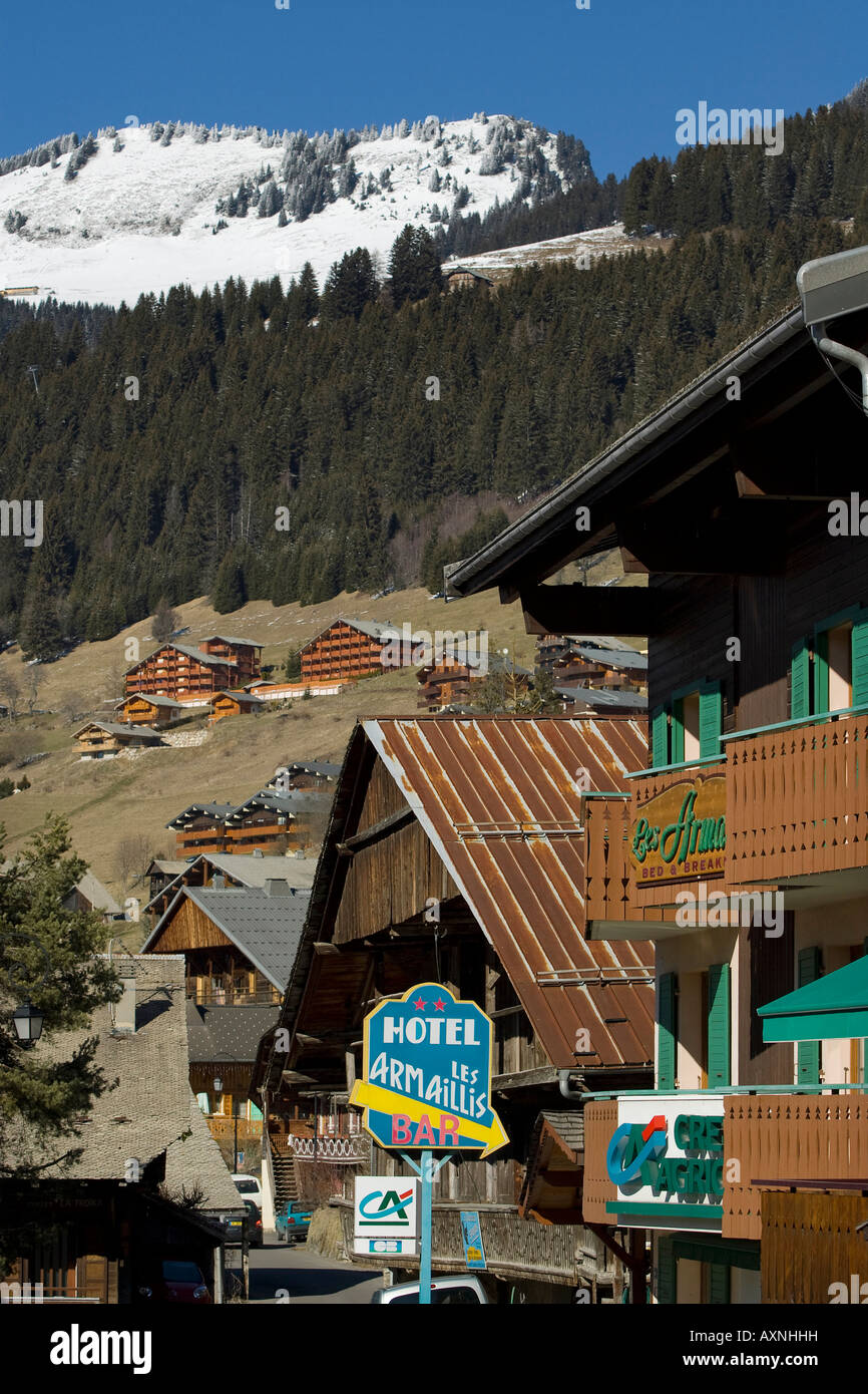 Skigebiet chalets frankreich alpen -Fotos und -Bildmaterial in hoher ...