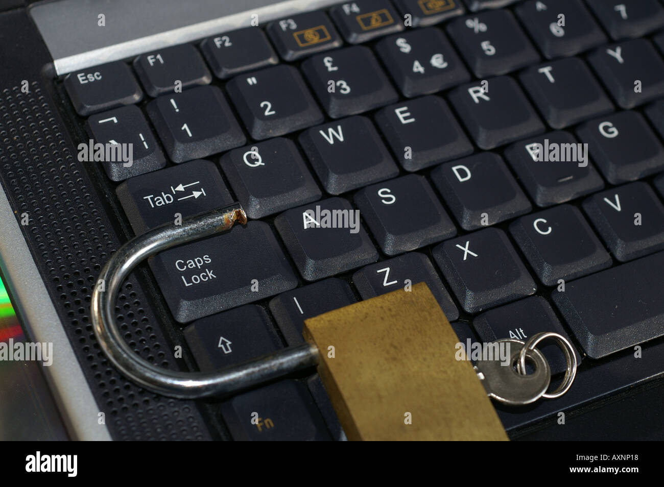 Offenen Vorhängeschloss um Caps Lock Taste am Laptop-Tastatur mit ...