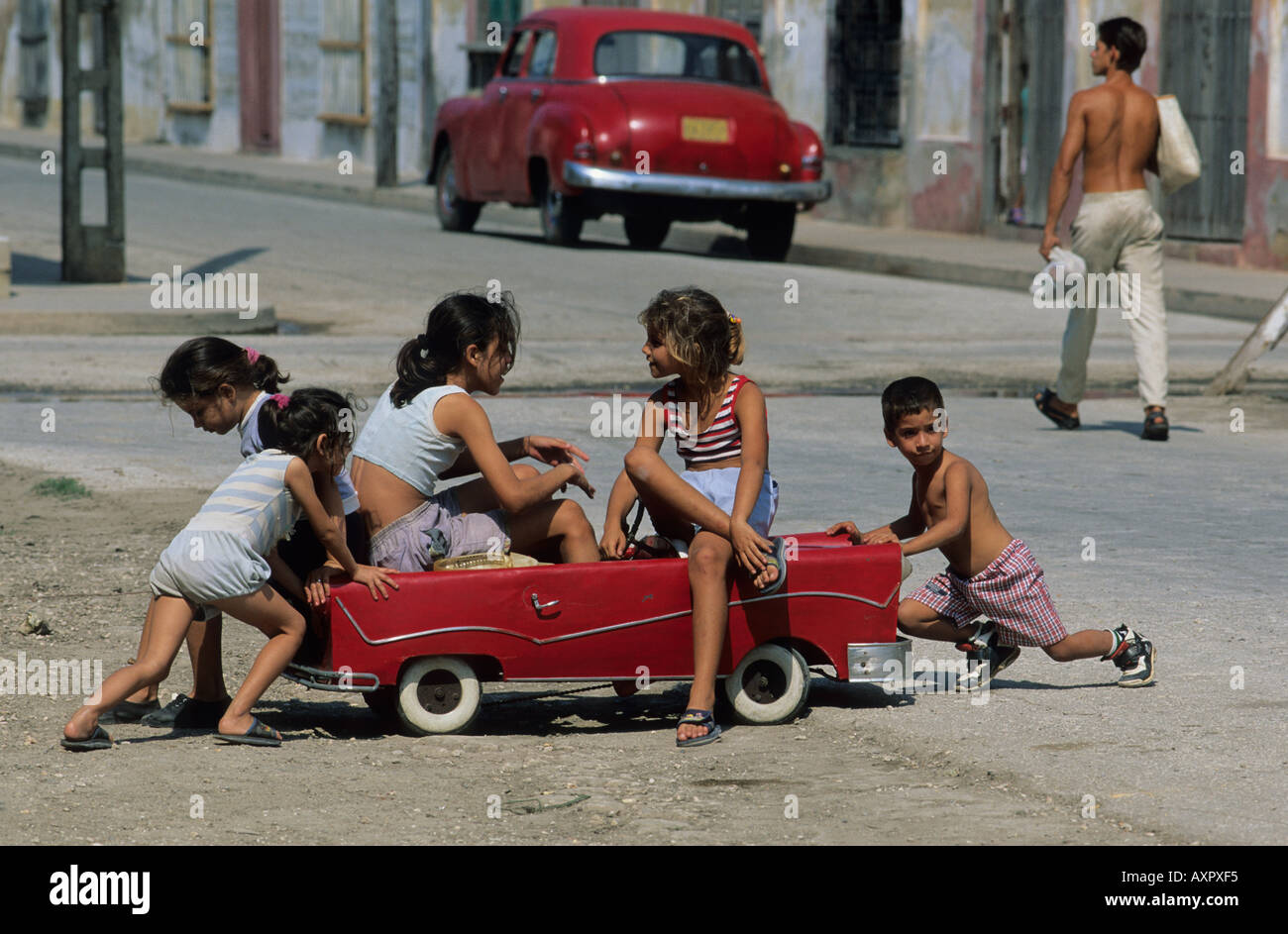 Kleines rotes auto -Fotos und -Bildmaterial in hoher Auflösung – Alamy