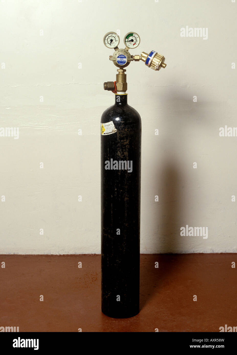 Oxygen cylinder -Fotos und -Bildmaterial in hoher Auflösung – Alamy