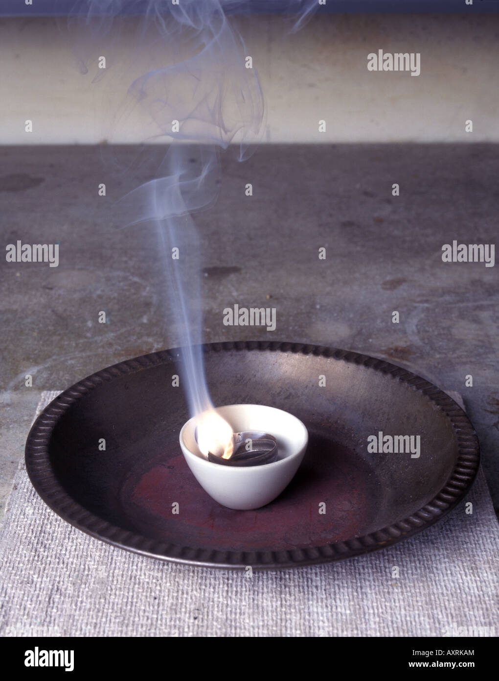 Burning magnesium ribbon -Fotos und -Bildmaterial in hoher Auflösung ...