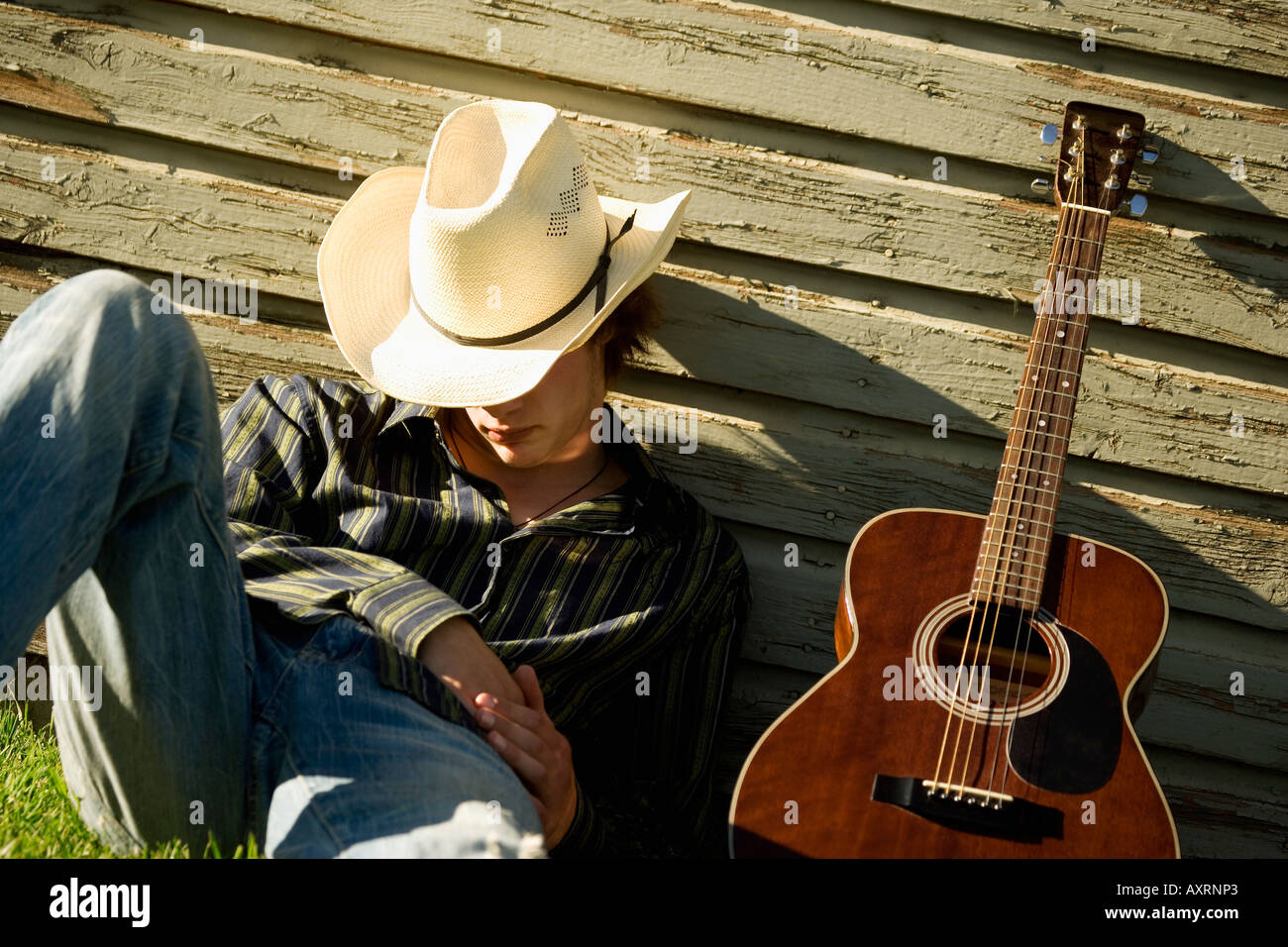 Cowboy mit Gitarre zu schlafen Stockfotografie - Alamy