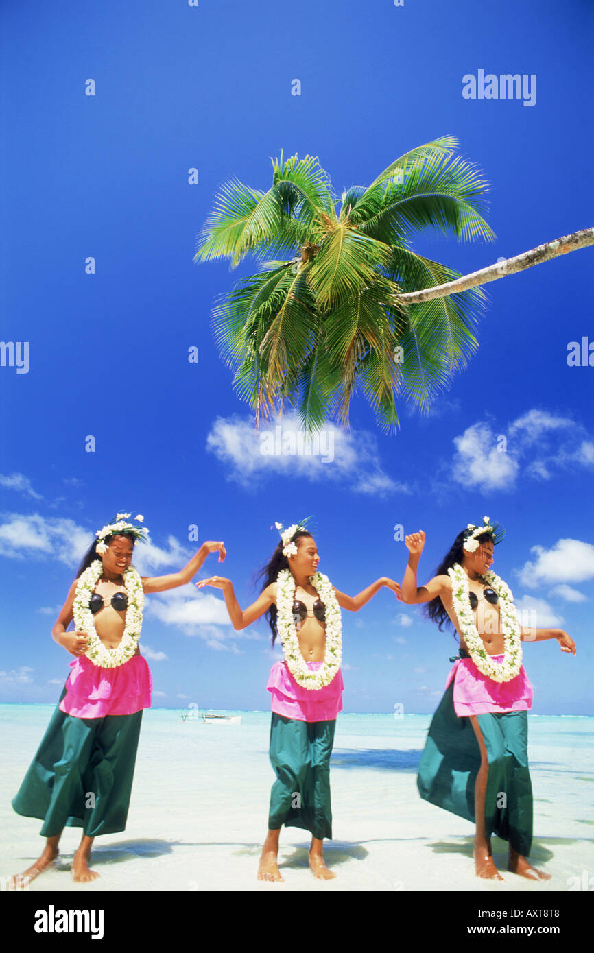 Drei polynesische Mädchen mit Blumenketten auf Aitutaki Insel im ...