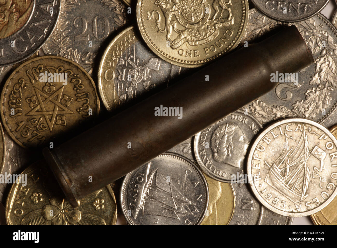 Waffen und geld -Fotos und -Bildmaterial in hoher Auflösung – Alamy