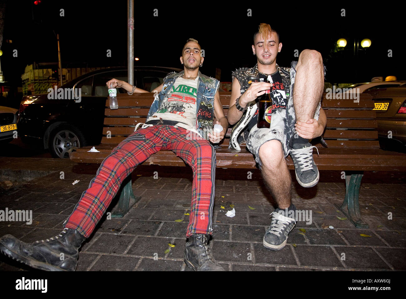 Zwei Punk-Jungs sitzen auf Bank auf der Straße, Tel Aviv Israel 2007 ...