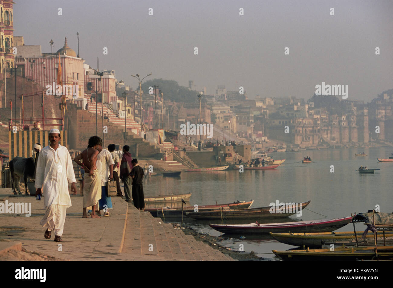 Blick entlang der Ghats vom Fluss Ganges (Ganga), Varanasi (Benares ...