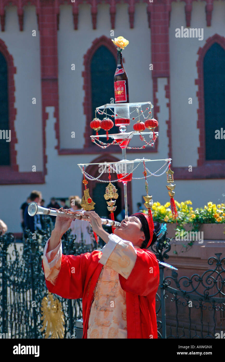 Chinese juggler juggling -Fotos und -Bildmaterial in hoher Auflösung ...