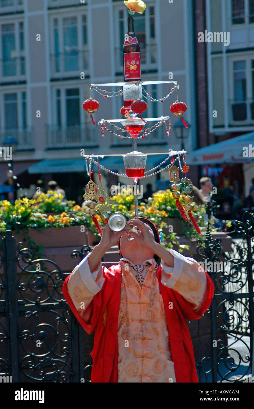 Chinese juggler juggling -Fotos und -Bildmaterial in hoher Auflösung ...