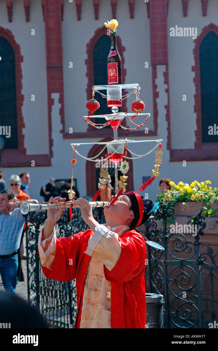 Chinese juggler juggling -Fotos und -Bildmaterial in hoher Auflösung ...