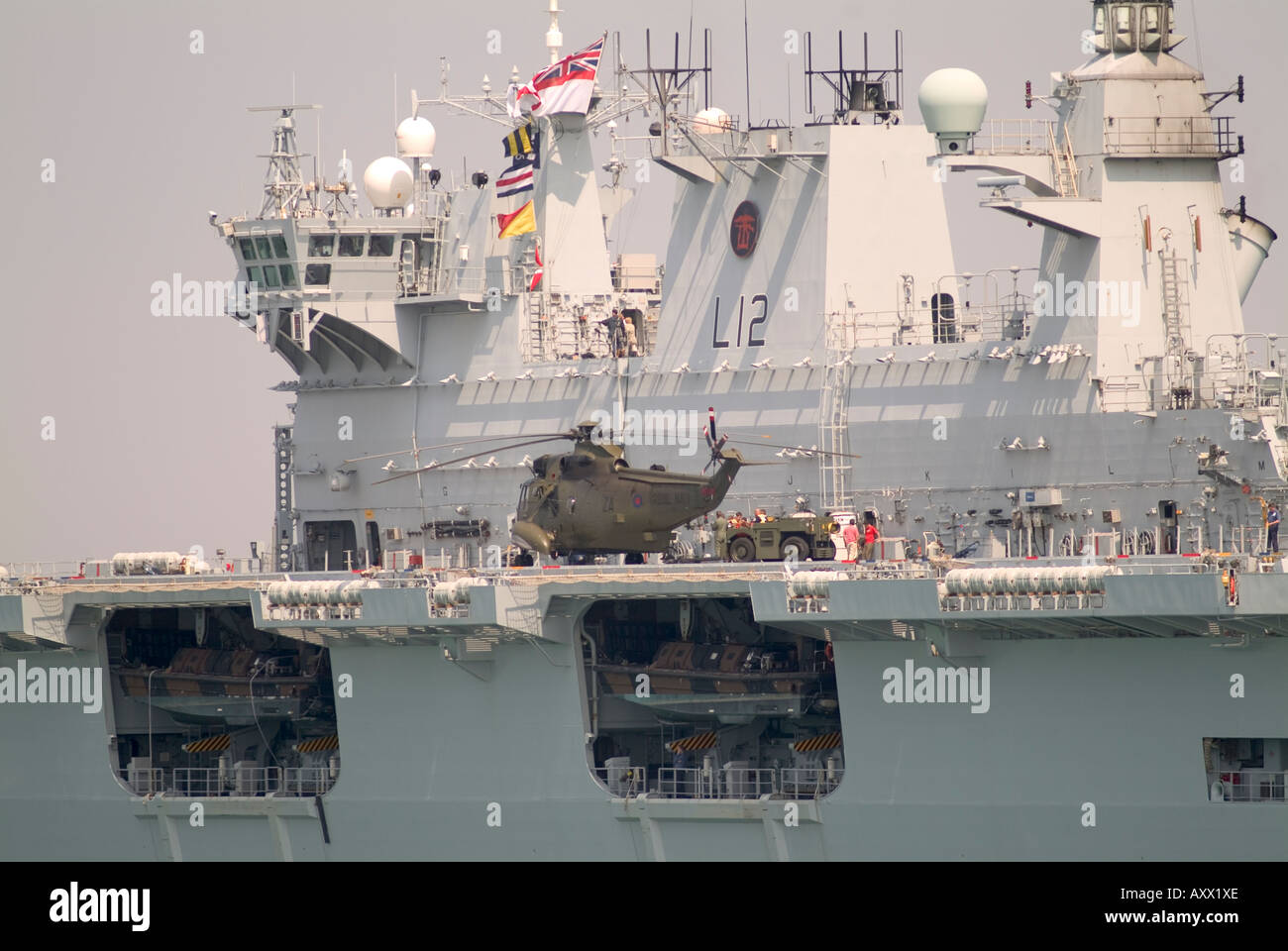 Navy helicopter ship uk -Fotos und -Bildmaterial in hoher Auflösung – Alamy