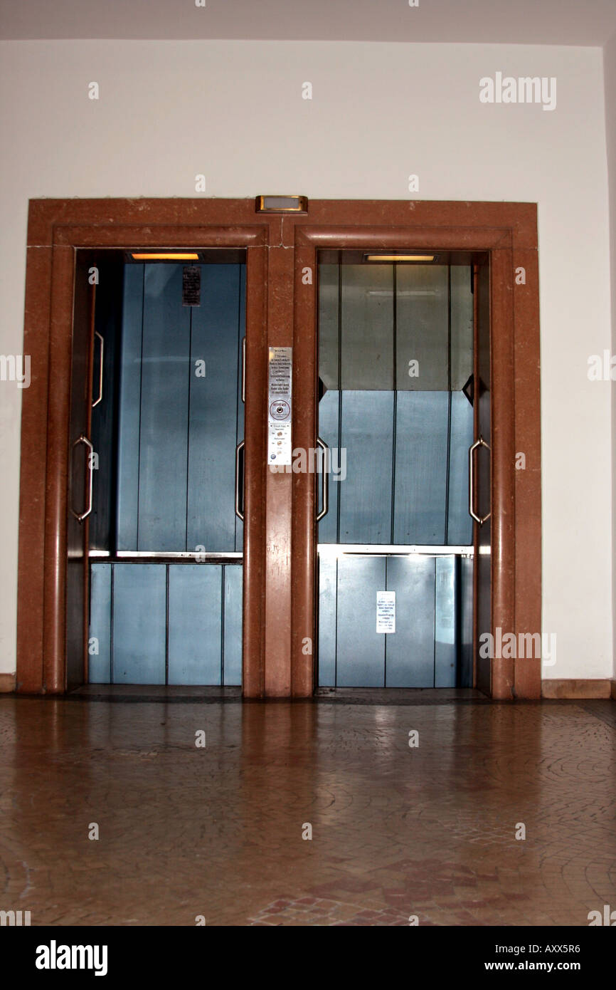 Paternoster elevator -Fotos und -Bildmaterial in hoher Auflösung – Alamy