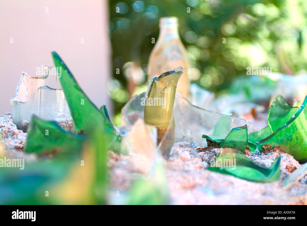 Wall with glass shards -Fotos und -Bildmaterial in hoher Auflösung – Alamy