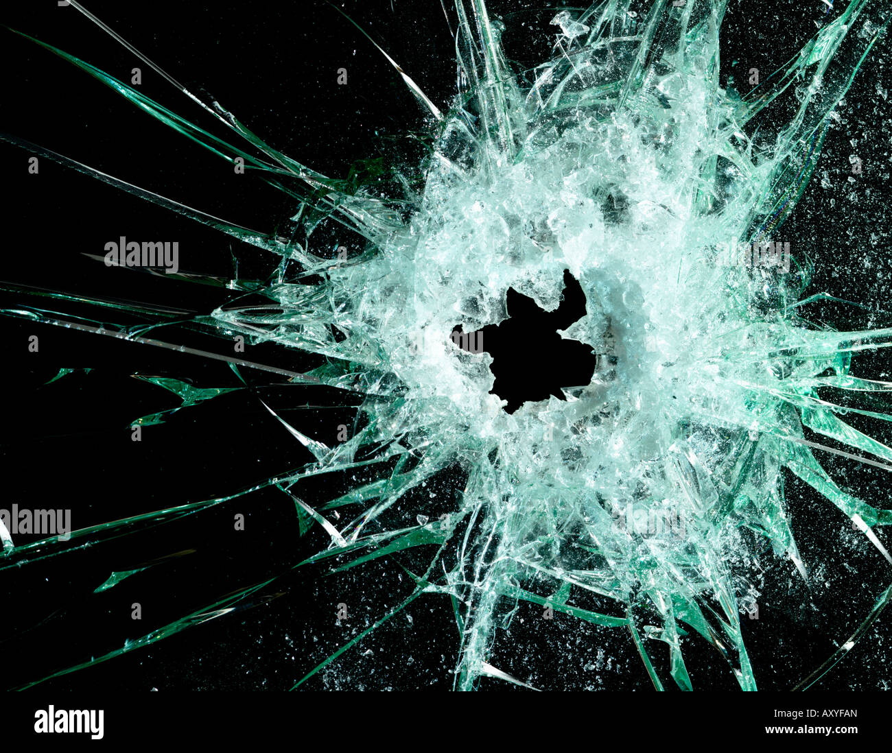 Bullet Hole Cracked Glass Stockfotos und -bilder Kaufen - Alamy