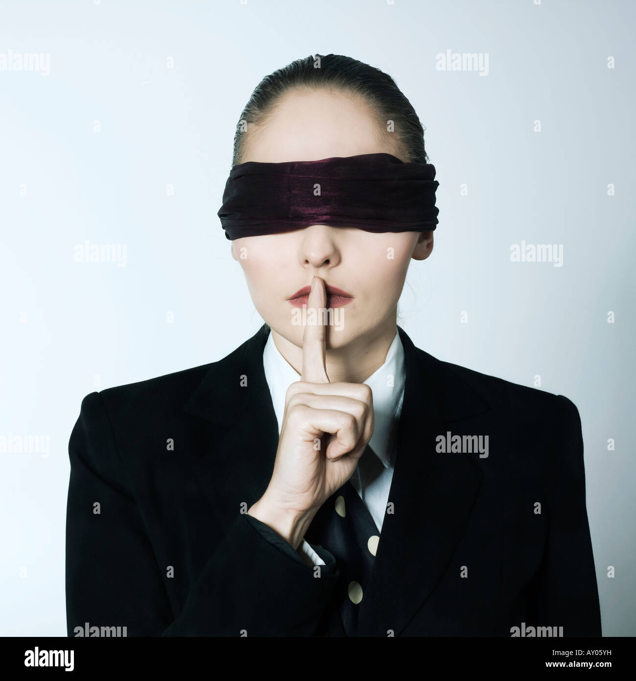 Augen verbinden -Fotos und -Bildmaterial in hoher Auflösung – Alamy