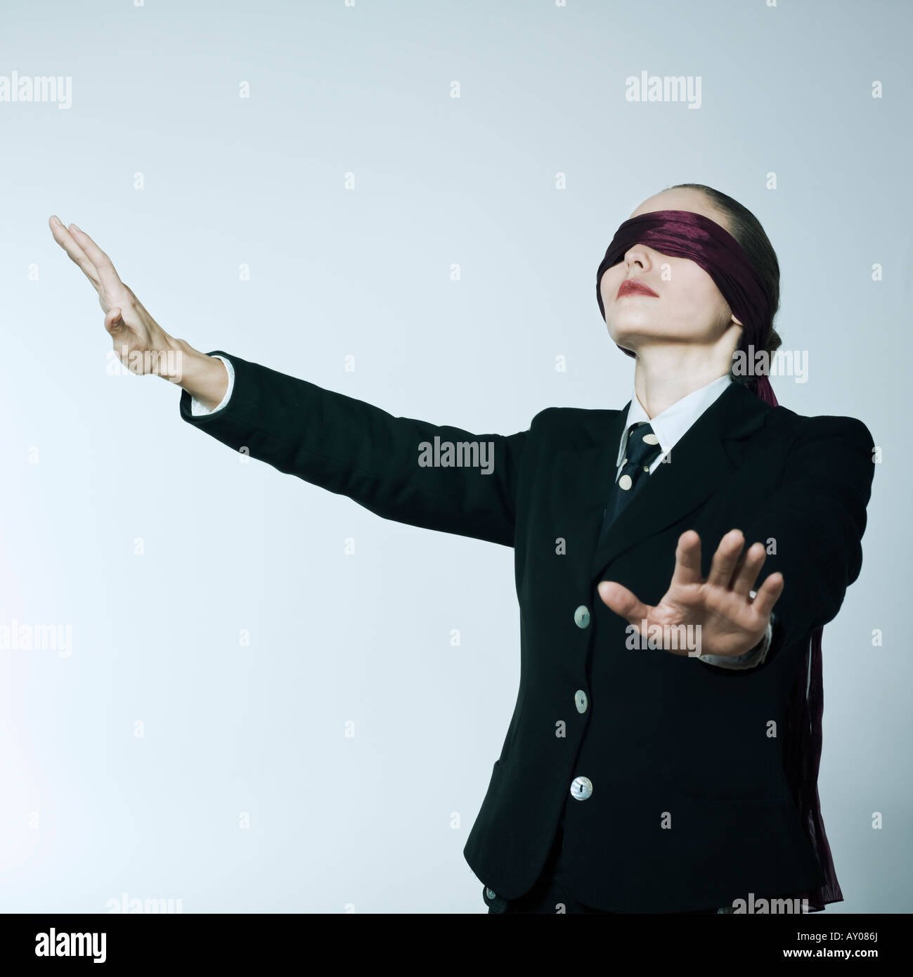 Augen verbinden -Fotos und -Bildmaterial in hoher Auflösung – Alamy