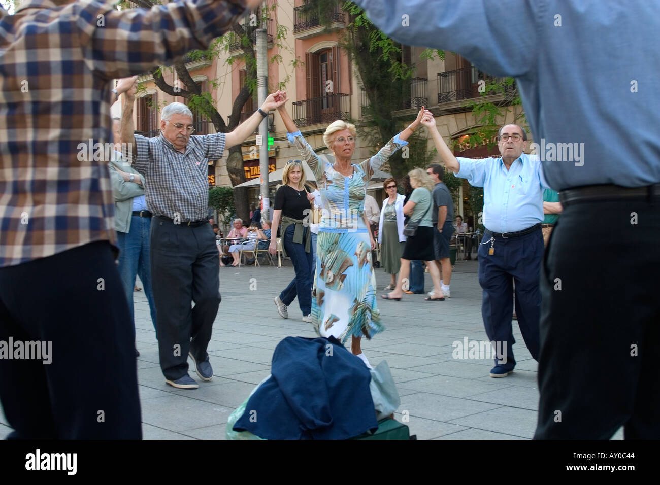 Barcelona circle people dancers -Fotos und -Bildmaterial in hoher ...